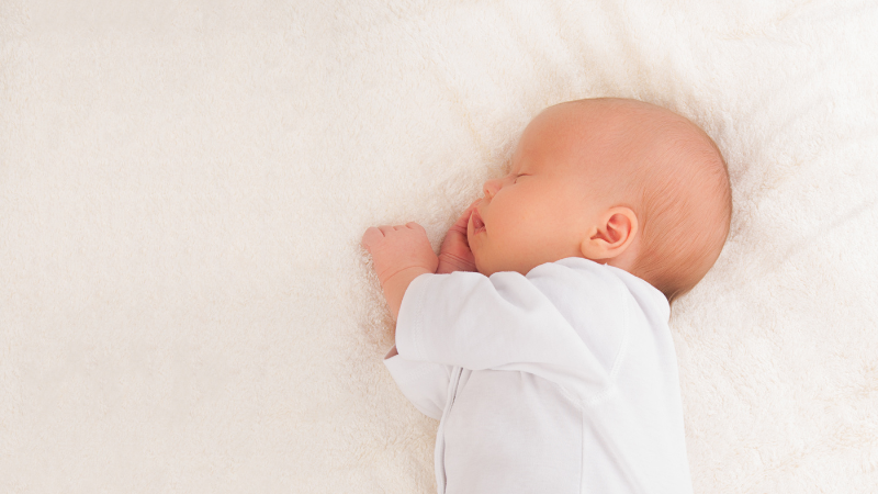 Benarkah Bayi Tidur Miring Bisa Jadi Lebih Nyenyak? – Happy Little Sleeper