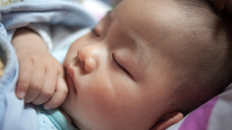 Penyebab Bayi Tidur dengan Mata Terbuka – Happy Little Sleeper